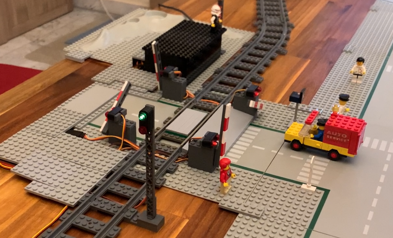 MattzoLayoutController with Level Crossings – MattzoBricks