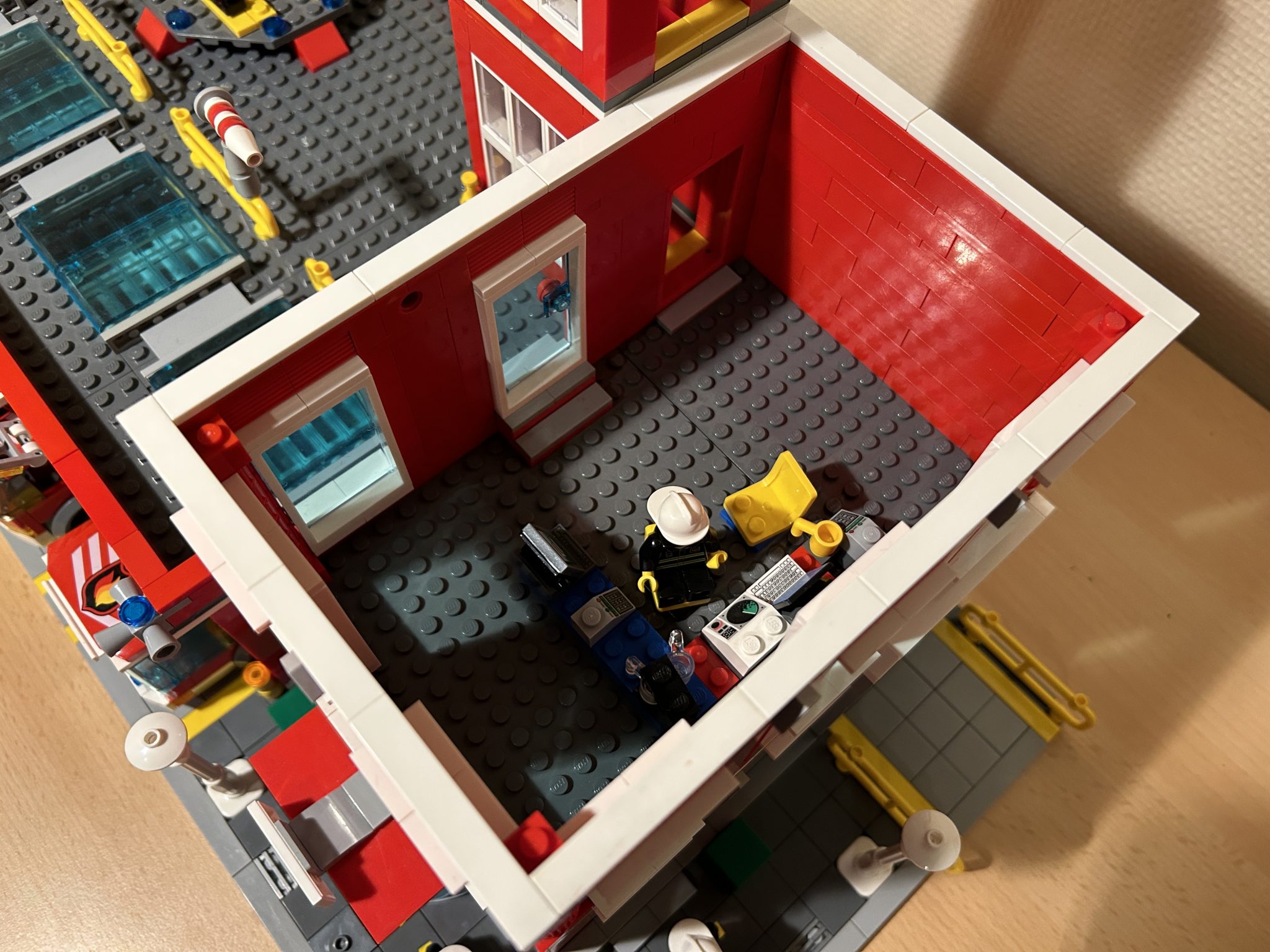 Modular LEGO Fire Stattion – MattzoBricks