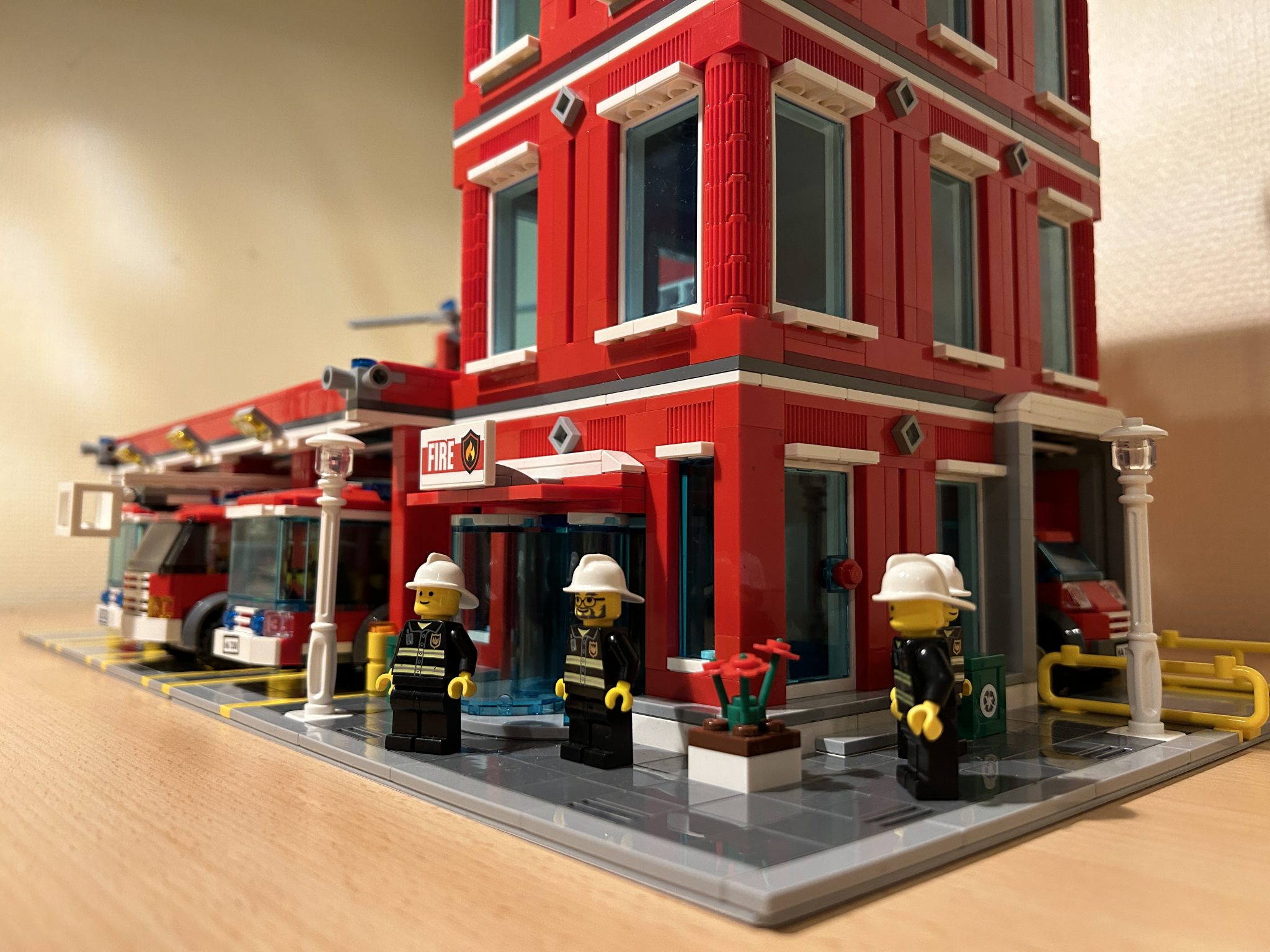 Modular LEGO Fire Stattion – MattzoBricks